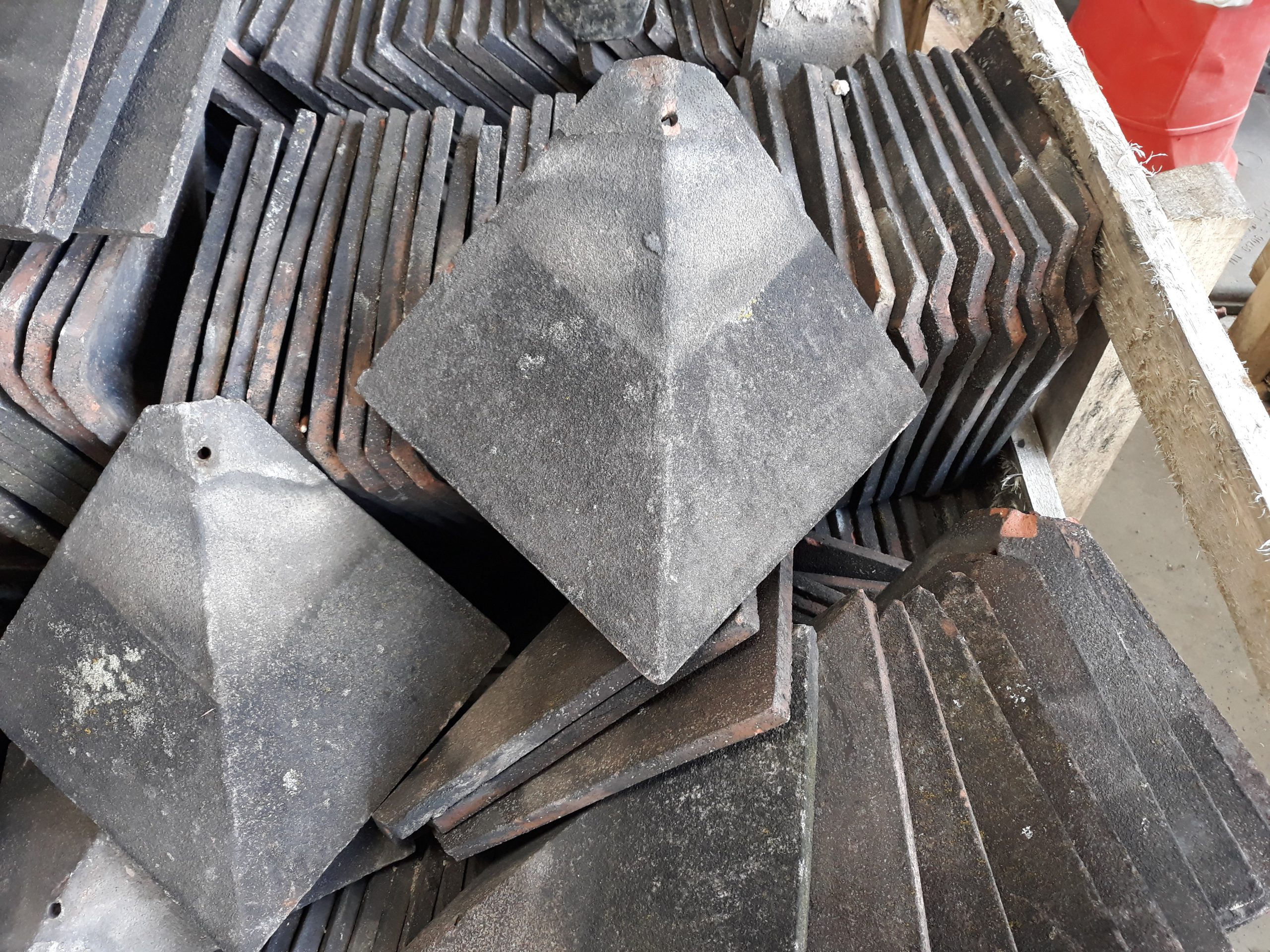 Reclaimed Clay Dark Acme Tudor Arris Hip Tiles Steetley - Per 100 ...
